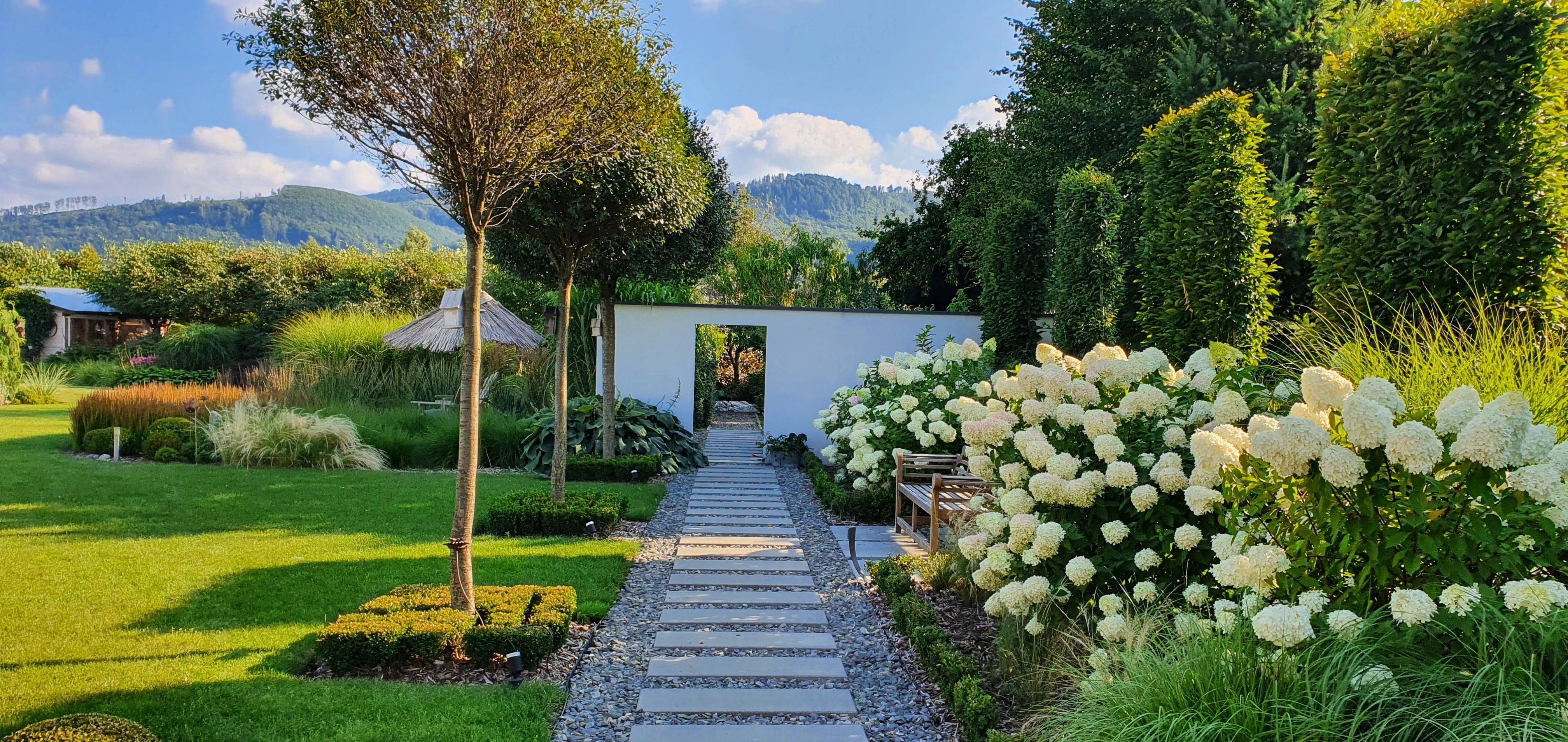 Nowoczesny ogród – jak go zaaranżować i jakie meble wybrać? | HOME & GARDEN